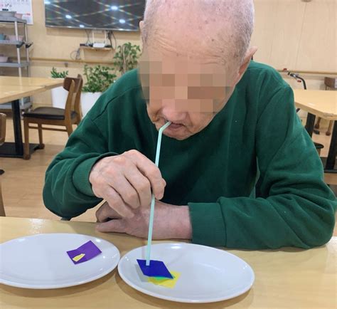 마더링케어 요양원 갤러리 영통 마더링요양원 빨대로 색종이 옮기기