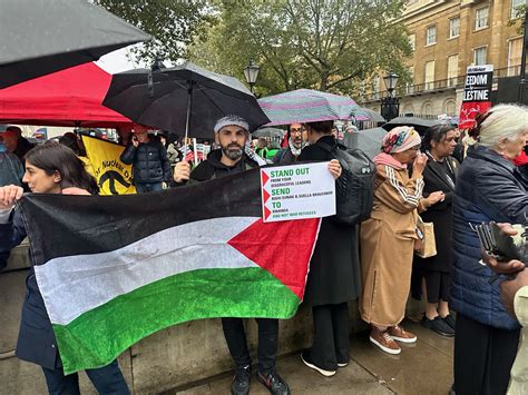 كونا الاف المتظاهرين أمام مقر رئاسة الوزراء البريطانية ينددون بجرائم