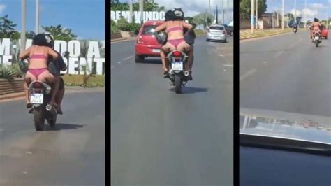 Em Rodovia Mulher é Flagrada Só De Calcinha E Sutiã Agarrada Em