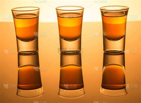 威士忌小酒杯与反射