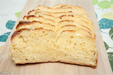 맛있고 건강한 브라질 전통 옥수수 빵이 도마에 얇게 썬 것입니다 꽃 배경에 격리 0명에 대한 스톡 사진 및 기타 이미지 0명 갈색 건강한 생활방식 Istock