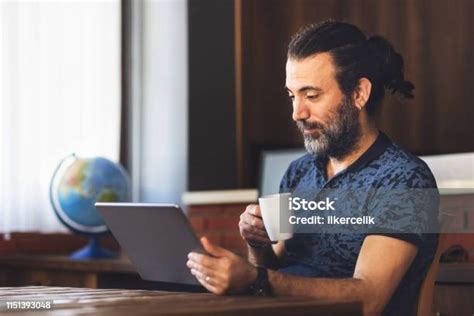 디지털 태블릿과 사무실에서 작업 하는 성공적인 웃는 기업가 소식통 사업가 가정 생활에 대한 스톡 사진 및 기타 이미지 가정 생활 경영자 교육 Istock