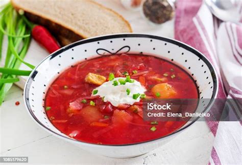 전통적인 우크라이나 러시아 우크라이나 전통 국 그릇에 흰 콩 사탕 무 우 수프입니다 흰색 테이블에 붉은 사탕 무 우 루트 수프