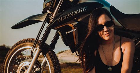 Freedomride 검은 옷 검은 자전거 교통 긍정 기수 낮 느와르 라이더 라이프스타일 레저 레크리에이션의 로드 트립 마차 모터바이크 모터사이클