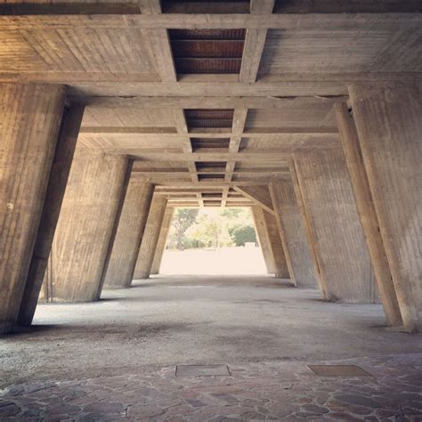 Zooeysaskatoon Les Pilotis De Lunité Dhabitation Le Corbusier