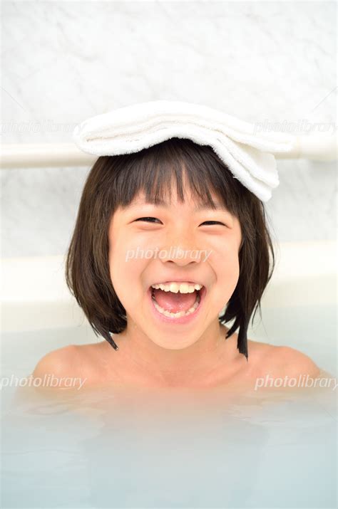 お風呂に入る女の子 写真素材 5098403 フォトライブラリー Photolibrary