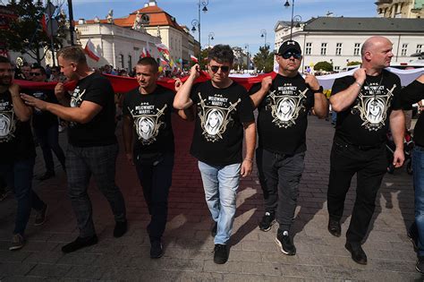 Maryja i wojownicy z mieczami Przegląd
