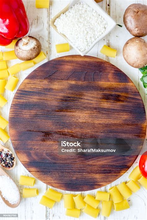 파스타와 텍스트에 대 한 장소 주위 야채와 함께 보드 절단의 최고 볼 수 있습니다 가정 생활에 대한 스톡 사진 및 기타 이미지 가정 생활 가정 주방 가정의 방