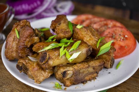 야채와 접시에 제공 뼈에 구운 지방 돼지 갈비 어두운 배경에 구운 바베큐 고기 갈비 음식에 대한 스톡 사진 및 기타 이미지