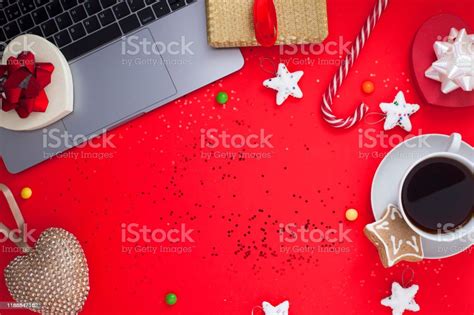 크리스마스 준비 노트북 일일 플래너 커피 한 잔 선물 및 빨간색 배경에 장식 맨 위 보기 텍스트의 공백입니다 0명에 대한 스톡 사진 및 기타 이미지 Istock