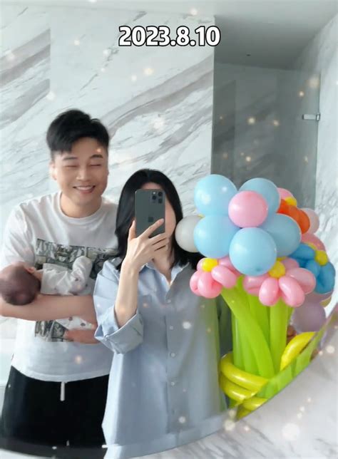 中播网 —— 主持人沈涛晒一家三口合照，妻子罕露侧脸五官精致！