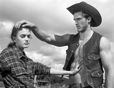 我发现我们一辈子活在恐慌里 11983年，翟曼霞因 流氓罪”被判死刑，原因是她脱光在河里游泳，处过18个男友并发生了关系。1983年，35岁的翟曼霞 雪球