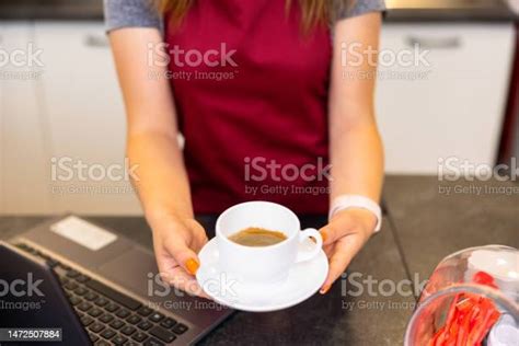 커피를 제공하는 바리 스타 그녀는 다양한 종류의 커피를 준비하고 제공하는 일을하는 사람입니다 20 29세에 대한 스톡 사진 및 기타 이미지 Istock