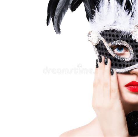 Belle Fille Dans Le Masque Noir De Carnaval Avec La Manucure Image