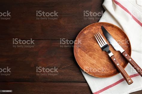 나무 테이블에 칼과 흰색 직물 접시 평평한 누워 텍스트 공간 0명에 대한 스톡 사진 및 기타 이미지 0명 공란 그릇