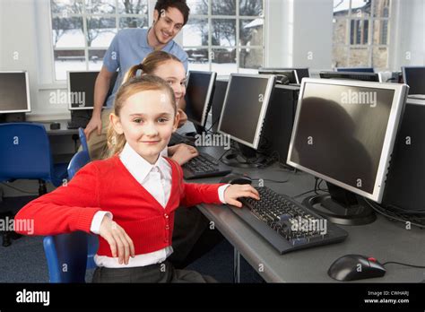 Girls Using Computers In Babe Class Stock Photo Alamy