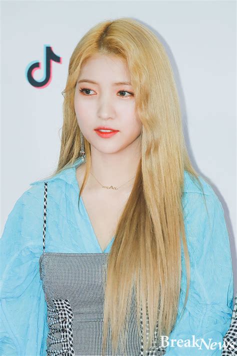포토 여자친구 소원 금발의 인형