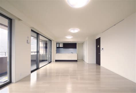 【マンションの壁紙張り替え費用】スッキリ分かるようプロが徹底解説 飾りんぼ