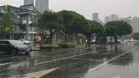 重庆中心城区突降大雨 嘉陵江水位未受太大影响凤凰网