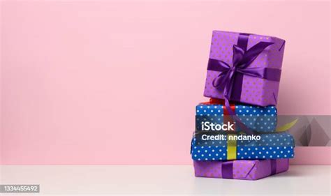 축제 용 파란색 종이에 포장하고 흰색 배경에 실크 리본으로 묶여 상자 생일 선물 놀라움 생일 선물에 대한 스톡 사진 및 기타 이미지 생일 선물 포장된 포장지 Istock