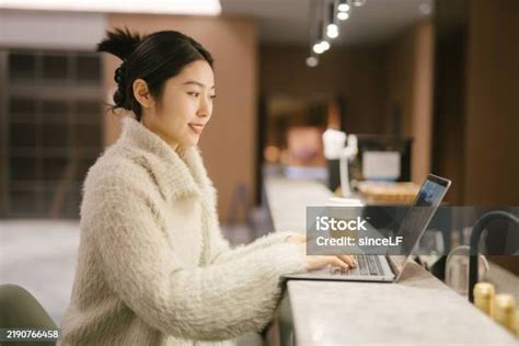 한 20대 젊은 아시아 여성이 낮 시간에 커피를 옆에 두고 카페에서 노트북으로 작업을 하고 있습니다 20 29세에 대한 스톡 사진 및 기타 이미지 Istock