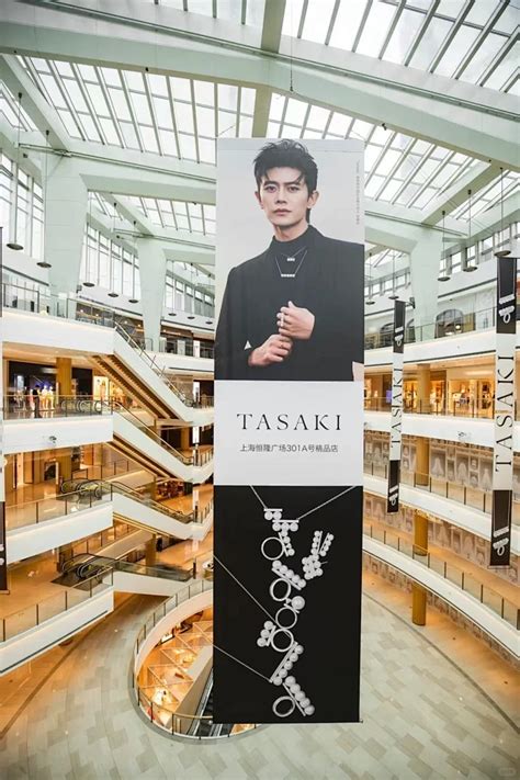 Tasaki携手品牌代言人任嘉伦登上上海恒隆广场中庭吊旗，彰显摩登平衡风尚。 小红书 花瓣网