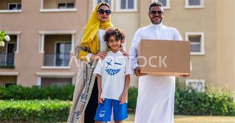 عائلة عربية خليجية سعودية تنتقل للعيش في الأحياء السكنية الراقية