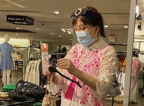 香港奇女子宮雪花掃便宜貨 見四下無人寬衣解帶 自由娛樂