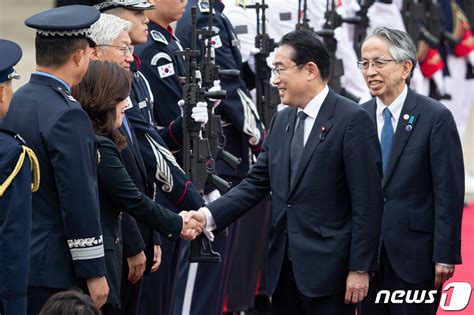 환영인사들과 악수하는 기시다 후미오 일본 총리 네이트 뉴스