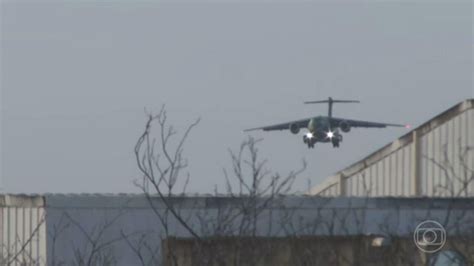 Doze dias depois da invasão avião da FAB decola para resgatar