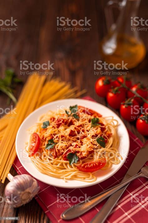토마토 소스와 다진 고기 파마산 치즈 강판 신선한 파슬리를 곁들인 파스타 카르보나라 소박한 나무 배경에 수제 건강한 이탈리아