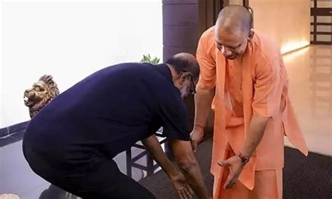എന്റെ ശീലം യോഗിയുടെ കാൽ തൊട്ട് വന്ദിച്ചതിന്റെ കാരണം പറഞ്ഞ് രജനി