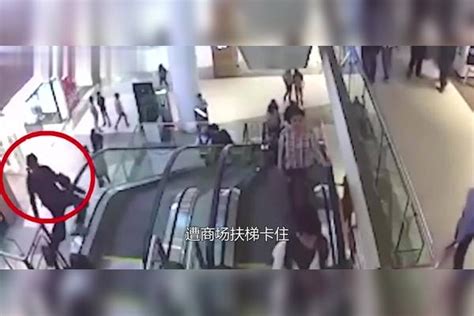 12岁男孩遭商场扶梯卡住拖行，不料悲剧发生！监控拍下全程！扶梯悲剧监控