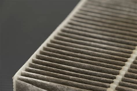 검은 배경에 고립 된 오래된 더러운 자동차 오두막 공기 필터 검정색 배경에 대한 스톡 사진 및 기타 이미지 검정색 배경