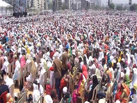 गर्मी का कहर नवी मुंबई में महाराष्ट्र भूषण कार्यक्रम में शामिल हुए