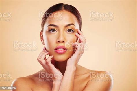 초상화 모형 그리고 갈색 스튜디오 배경에 스킨케어 화장품 웰빙을 가진 여성 얼굴 여성 고급스러움 메이크업 자기 관리 자연의