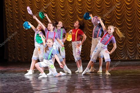 Niños Bailando — Foto Editorial De Stock © Evdoha 39203385