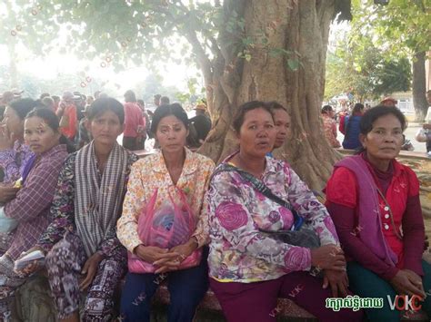 ប្រជពលរដ្ឋ១១០នាក់មកតវ៉ានៅមុខសាលាខេត្តរឿងដីធ្លីនិងការចាប់ខ្លួនប្រជាពលរដ្ឋម្នាក់ឈ្នោះ ឈន ឆាត