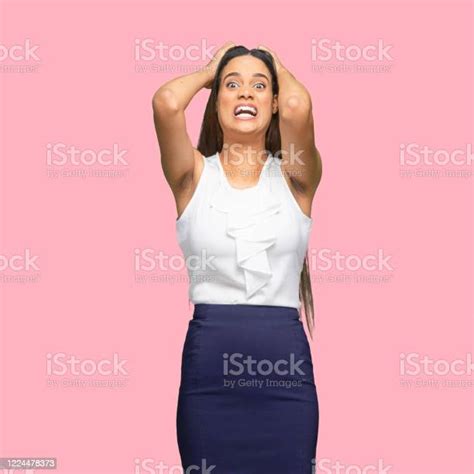 아프리카 민족 여성 사업가 서 서 앞 의 유색 배경 착용 비즈니스 캐주얼 30 34세에 대한 스톡 사진 및 기타 이미지 30