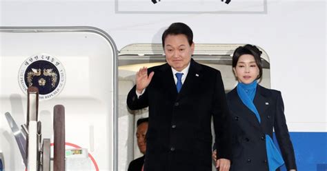 순방 마치고 서울공항 도착한 윤 대통령 내외
