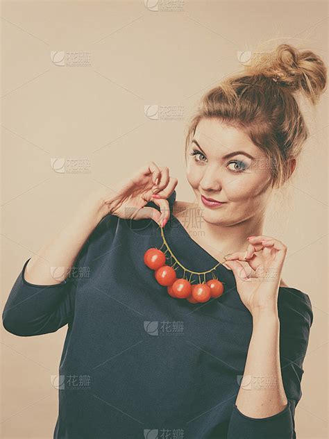 女人拿着新鲜的樱桃番茄