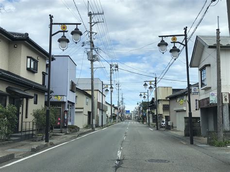 えくしん On Twitter 余目にある、なんらかの建物。今は廃屋になっておりツタがからまっている。 特になんの特徴もないが、なぜかある