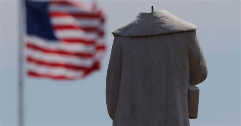 Furia Contra Estatuas De Colón Manifestantes Decapitaron Un Monumento
