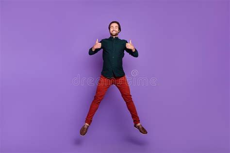 Foto De Un Jovencito Lindo Y Humorístico Vestido Con Traje Informal