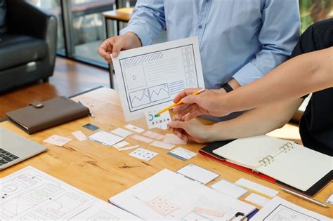 그래픽 디자이너는 휴대폰 컴퓨터 모바일을위한 Ux Ui 디자이너 계획 애플리케이션 템플릿 레이아웃 프레임 워크와 협력합니다