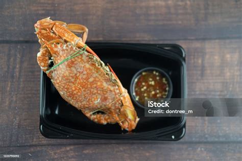 찐 게와 태국 해산물 소스찐 플라스틱 상자에 담긴 포장을 배달합니다 태국 스타일의 해산물 갈고리 발톱에 대한 스톡 사진 및 기타
