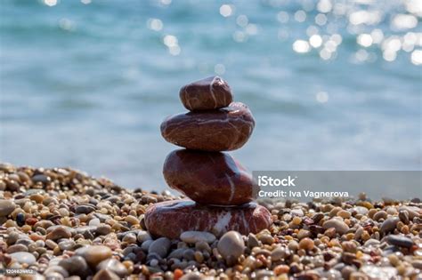 붉은 돌과 자갈 스택 조화와 균형 해안가에 하나의 돌 케언 0명에 대한 스톡 사진 및 기타 이미지 0명 개념 개체 그룹
