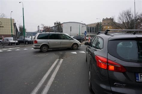 Zmiany w ruchu na Grunwaldzkiej i Bukowskiej Kierowcy jeżdżą na pamięć ZDJĘCIA Głos