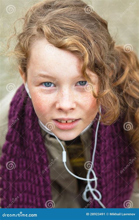 Het Meisje Van De Tiener Met Krullend Haar Stock Afbeelding Image Of Kind Persoon