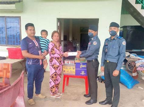 ក្រុមការងារ អាវុធហត្ថរាជធានីភ្នំពេញ នាំយកអំណោយចុះសួរសុខទុក្ខ គ្រួសារសមាជិក